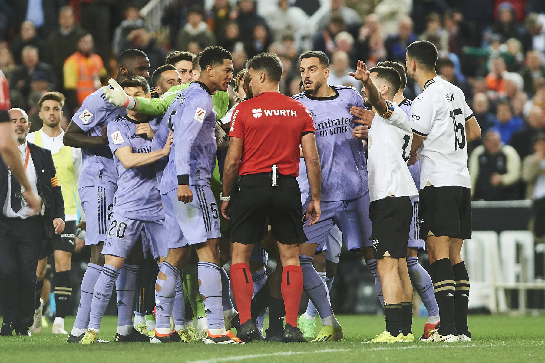 Βαλένθια-Ρεάλ Μαδρίτης 2-2: Απίθανα πράγματα στο φινάλε, ο διαιτητής ...