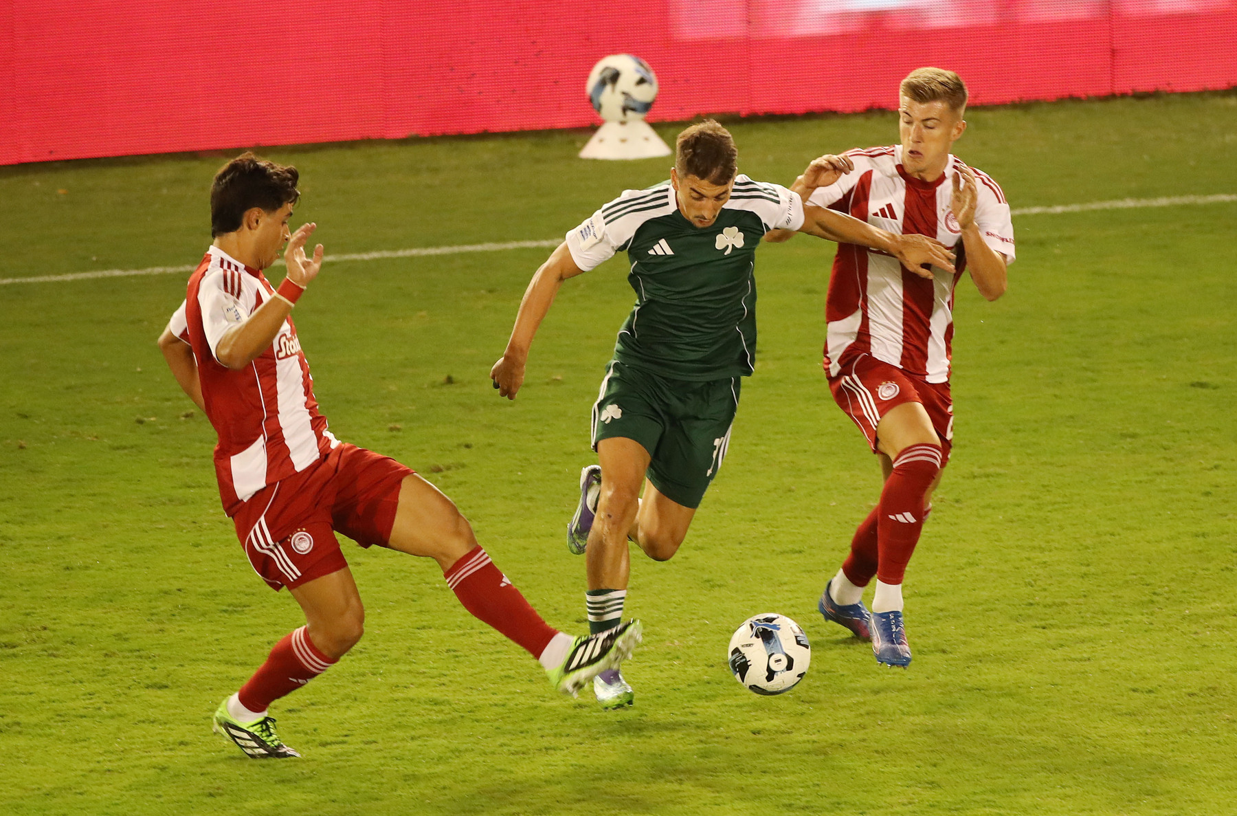 Σούπερ Λιγκ: Στην κορυφή των "γερασμένων" πρωταθλημάτων με υψηλή ...