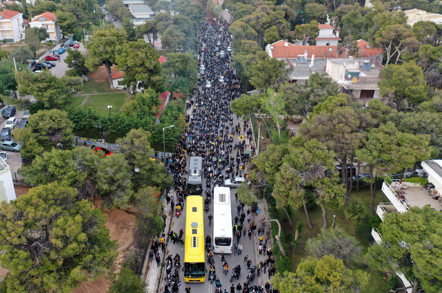 ΑΕΚ: Χαμός με πάνω από 5.000 φιλάθλους να «ντοπάρουν» την ομάδα έξω από ...