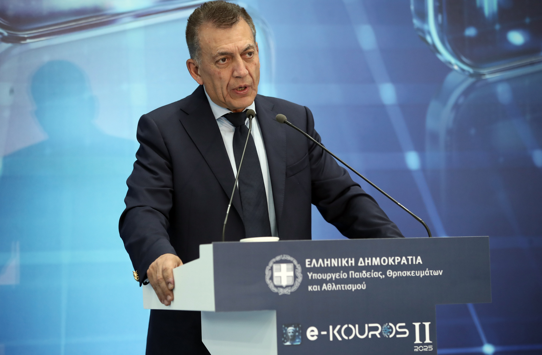 Στον «αέρα» η Super League: Ο Γιάννης Βρούτσης εξετάζει την αναβολή της ...