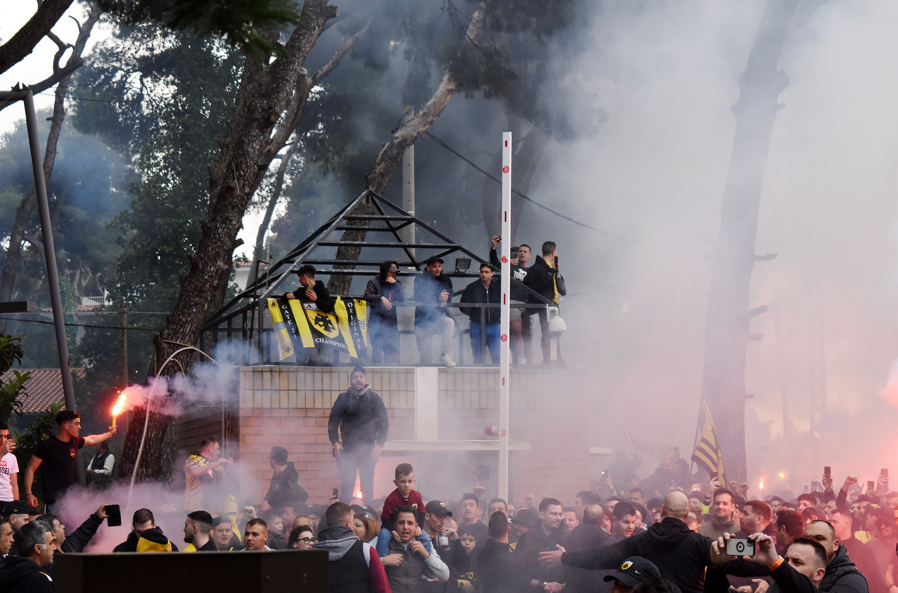 ΑΕΚ: Χαμός με πάνω από 5.000 φιλάθλους να «ντοπάρουν» την ομάδα έξω από ...